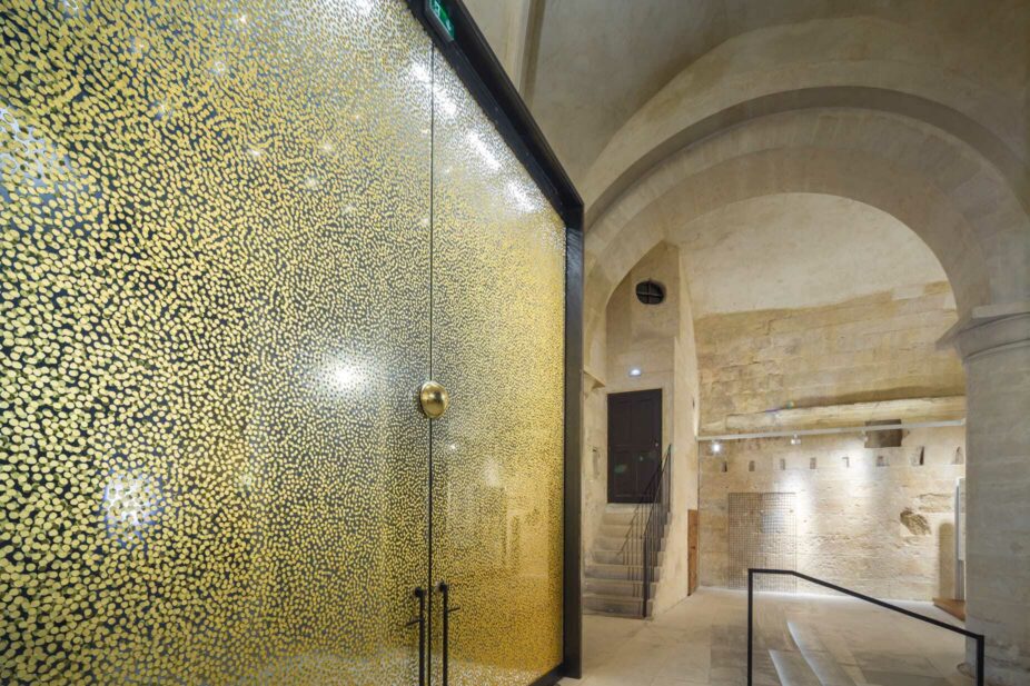 Monumental glass doors of the Nîmes Cathedral - Atelier Emmanuel ...