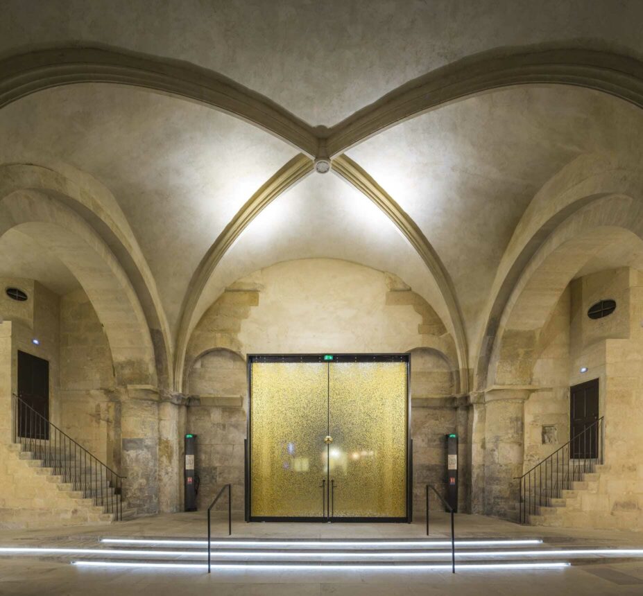 Monumental glass doors of the Nîmes Cathedral - Atelier Emmanuel ...